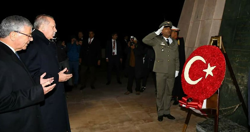 صور..أردوغان يضع إكليل زهور على نصب الشهداء بتونس