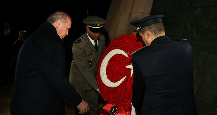 صور..أردوغان يضع إكليل زهور على نصب الشهداء بتونس