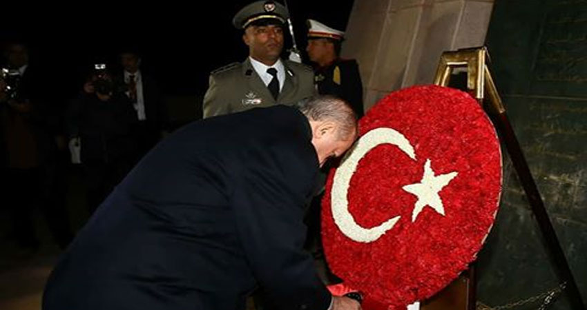 صور..أردوغان يضع إكليل زهور على نصب الشهداء بتونس