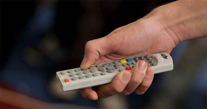 أخ يقتل أخاه بسبب جهاز التحكم عن بعد في التلفزيون