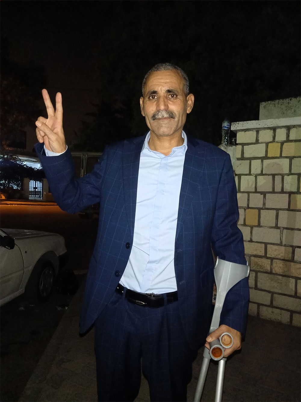 En photos : En béquilles…Première apparition de Fayçal Tebbini après sa ...