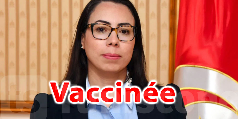 En photo: Nadia Akacha se fait vacciner En photo: Nadia Akacha se fait vacciner
